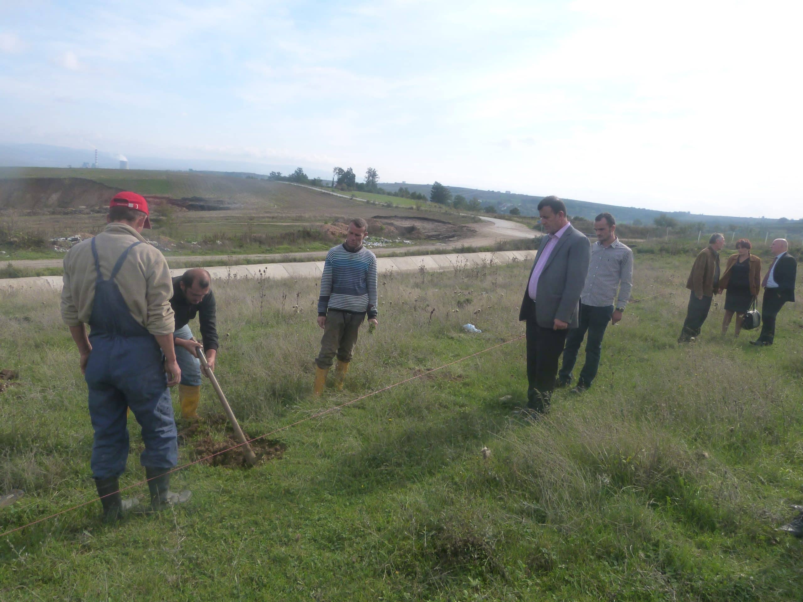 Kryetari Gashi vizitoi fshatin Siboc ku janë duke u mbjellë fidane ...