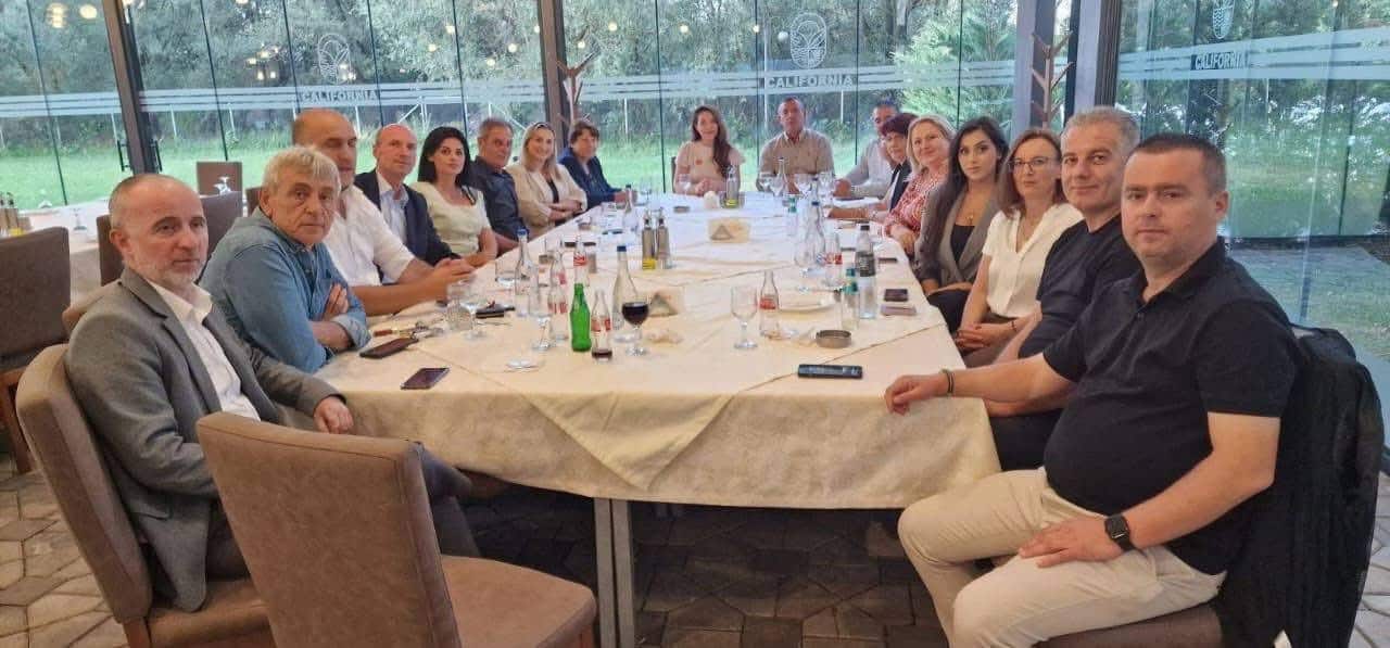 Kryetari i Komunës së Obiliqit, Xhafer Gashi, së bashku me Drejtoreshën ...