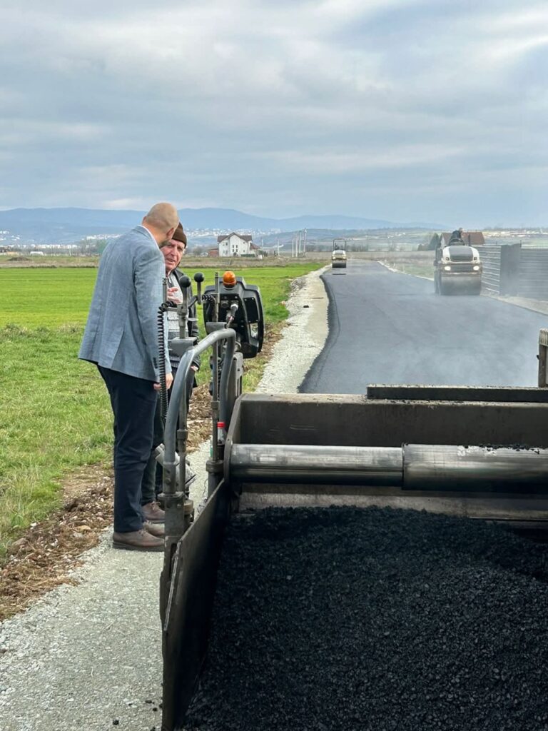 Fshatin Bakshi të komunës së Obiliqit, është përfunduar asfaltimi i ...