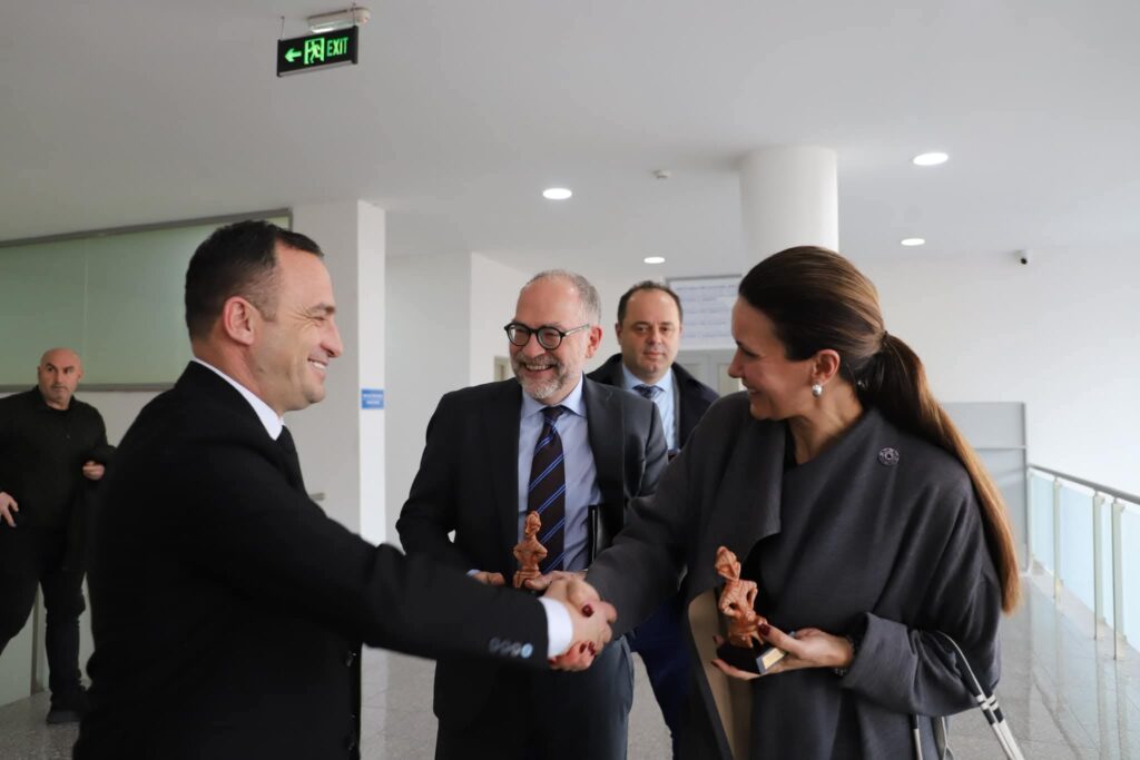 Kryetari i Komunës, Halil Thaçi, priti në një takim përfaqësues të ...